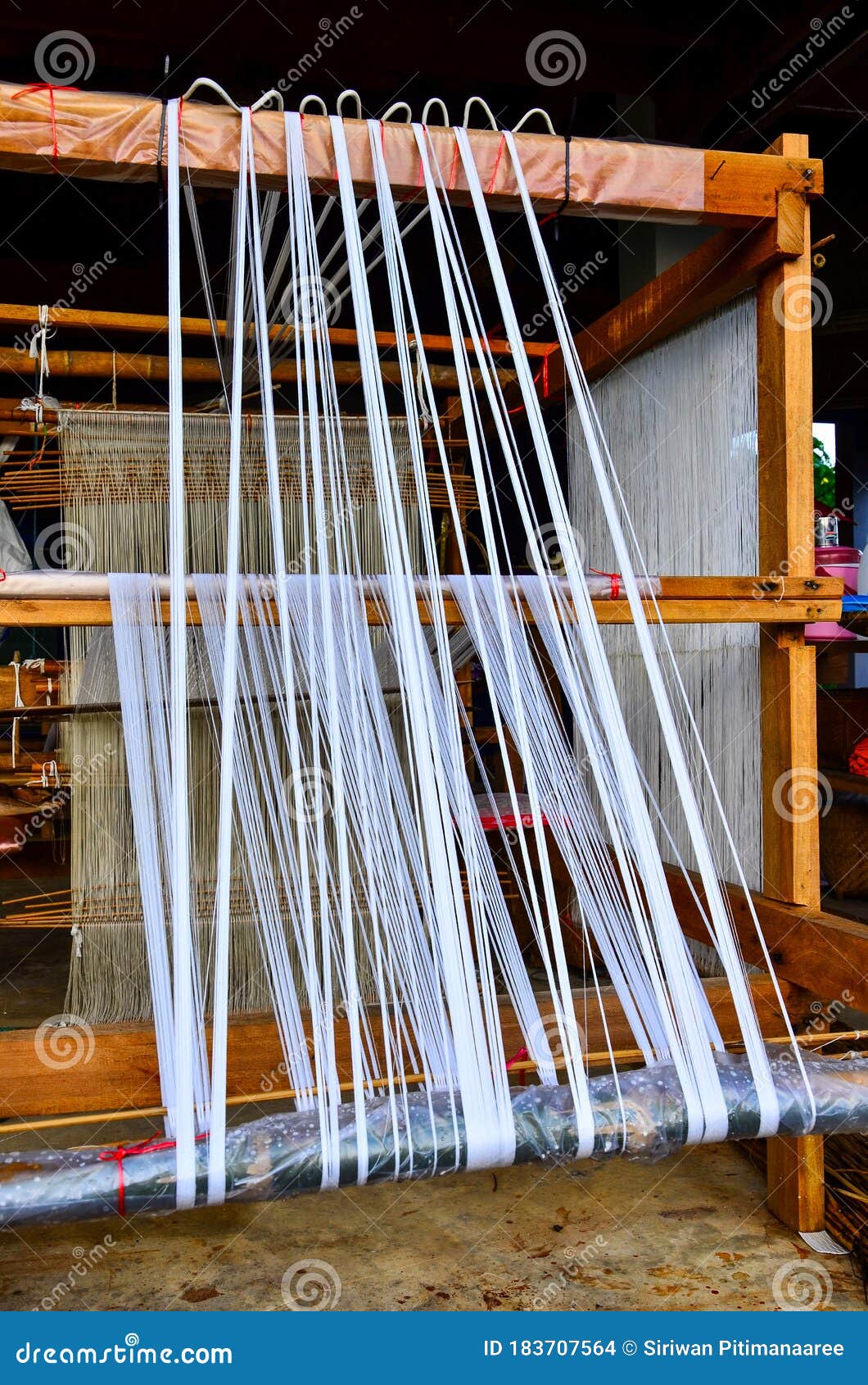 Viejo Telar De Madera Con Cuerdas De Tela Foto de archivo - Imagen de ...