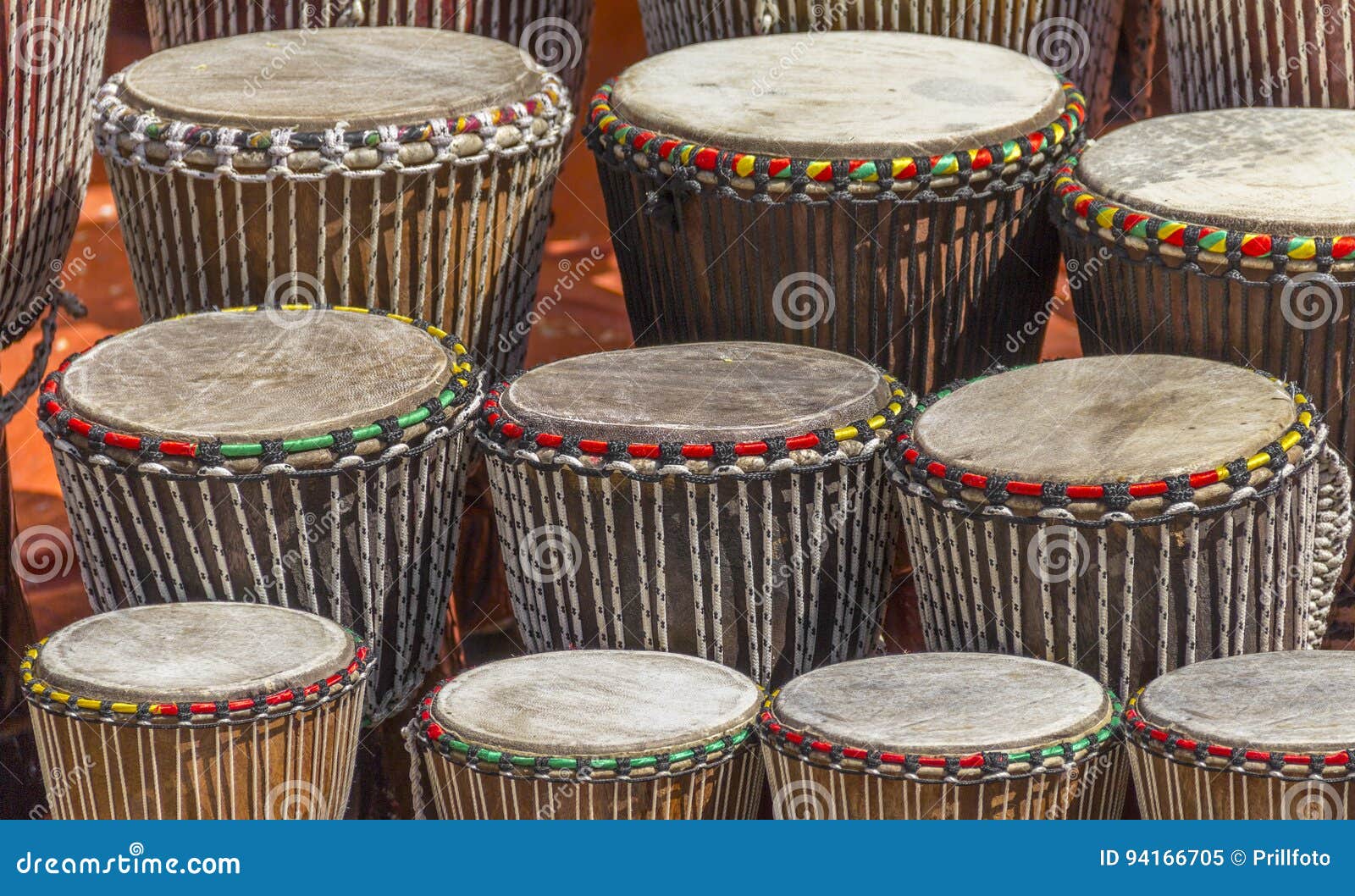 Viele Afrikanische Trommeln Stockbild - Bild von holz, musikalisch ...