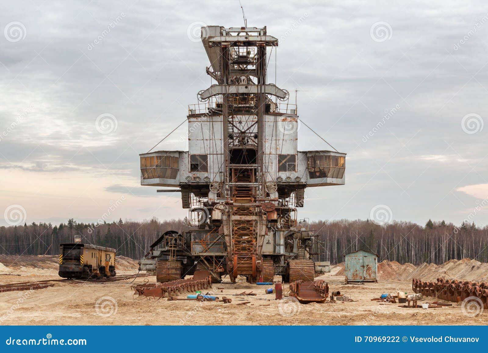 Viele Eimer Des Riesigen Steinbruchbaggers Stockfoto - Bild von bergbau ...