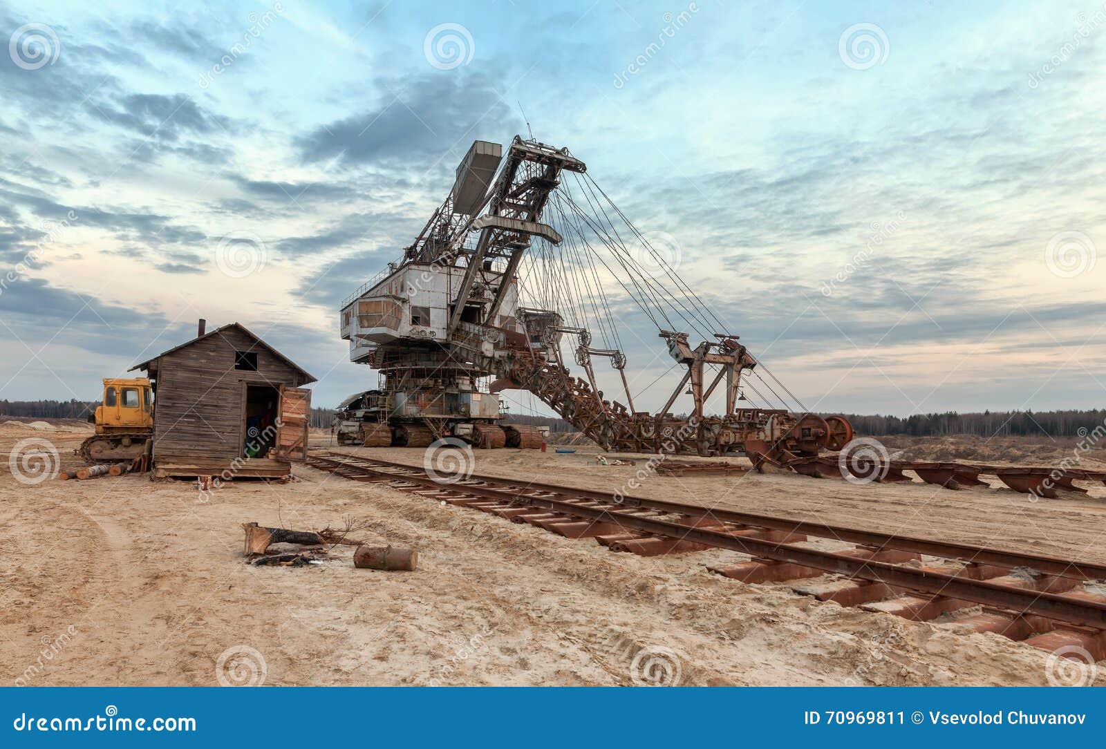 Viele Eimer Des Riesigen Steinbruchbaggers Stockbild - Bild von riesig ...