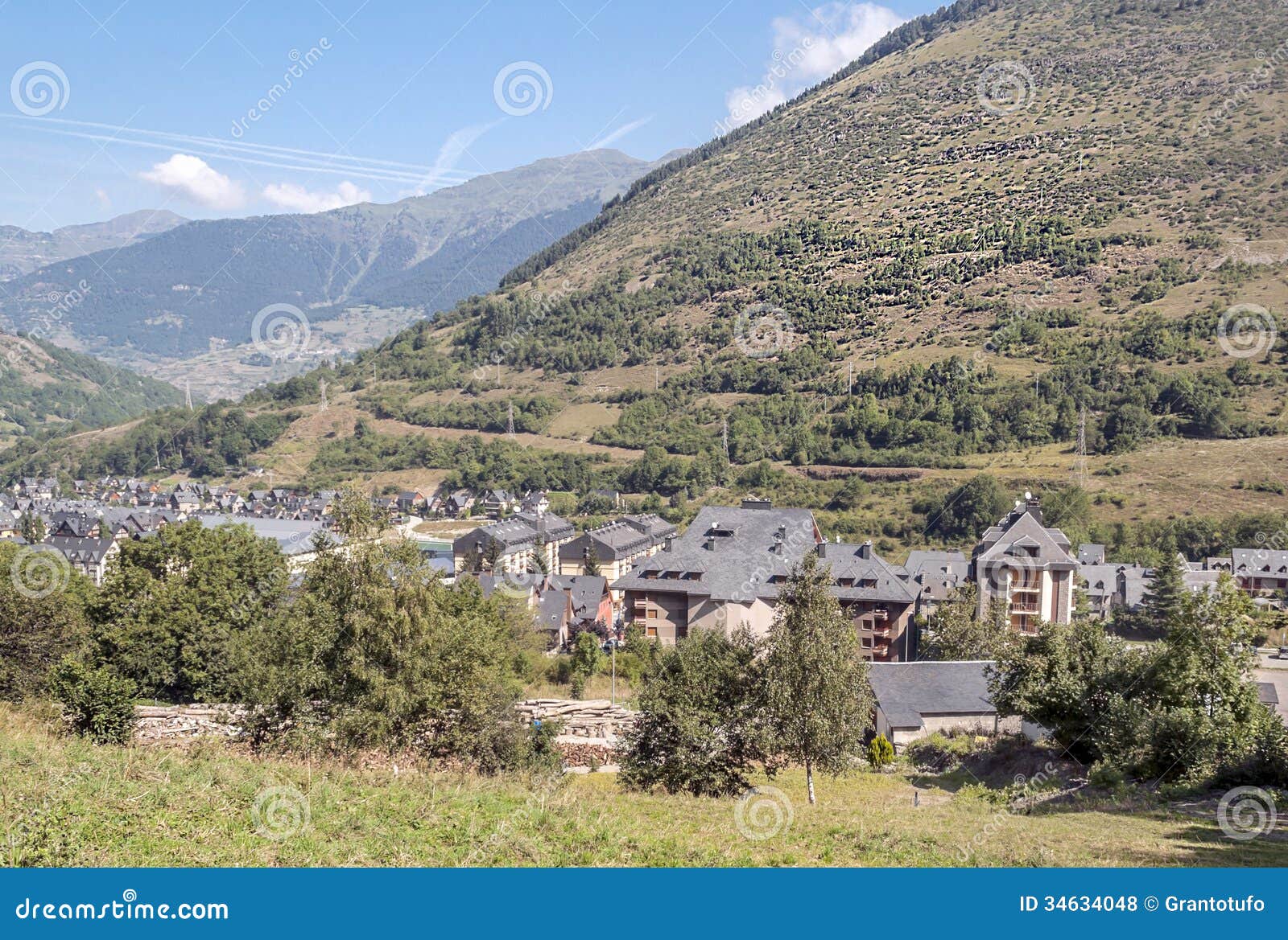 Vielha foto de stock. Imagem de telhado, trajeto, montanha - 34634048