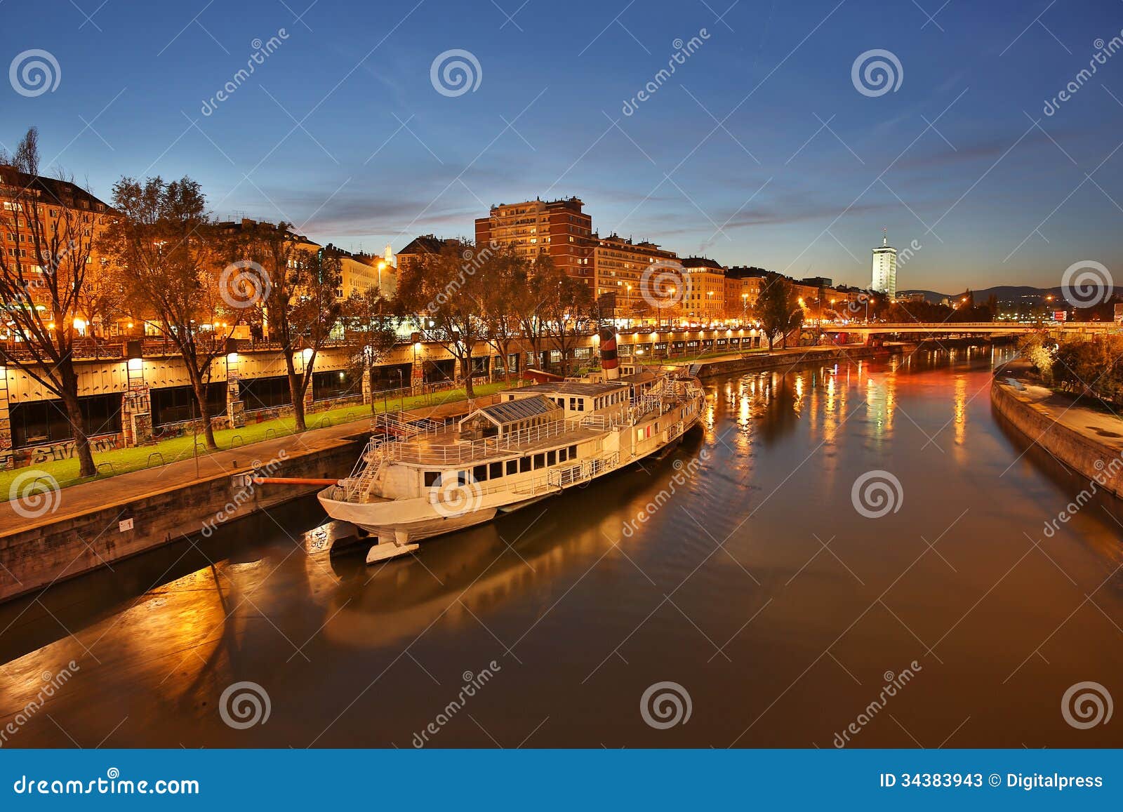 Vienna Alla Notte, Canale Di Danubio Immagine Stock - Immagine di ...