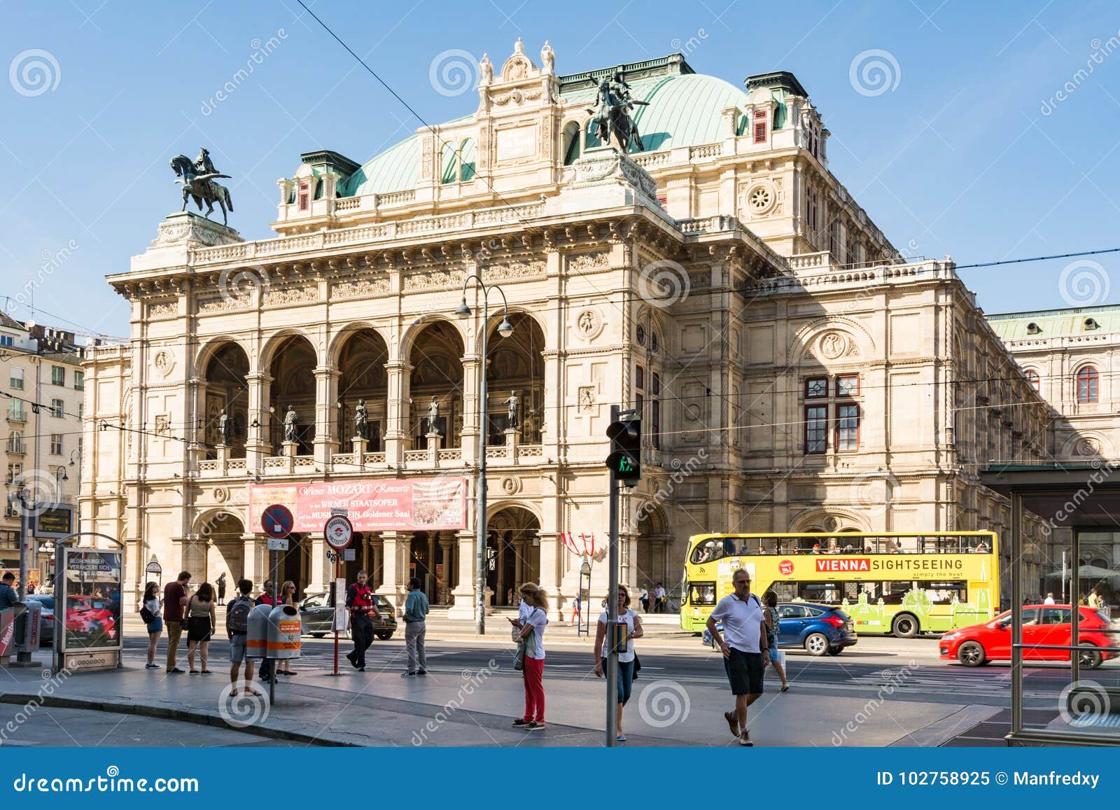 People at the Vienna State Opera Editorial Image - Image of city ...