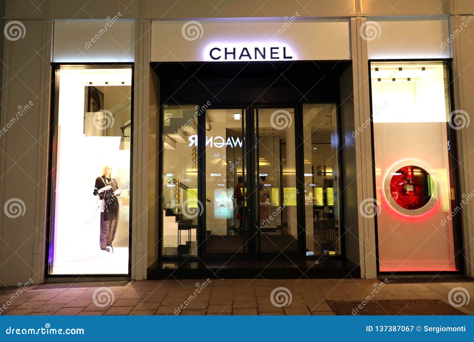 VIENNA, AUSTRIA - JANUARY 8, 2019: Night View of Chanel Store in Vienna ...