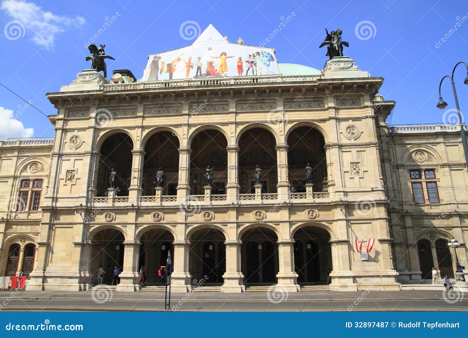 The Vienna State Opera editorial photography. Image of house - 32897487