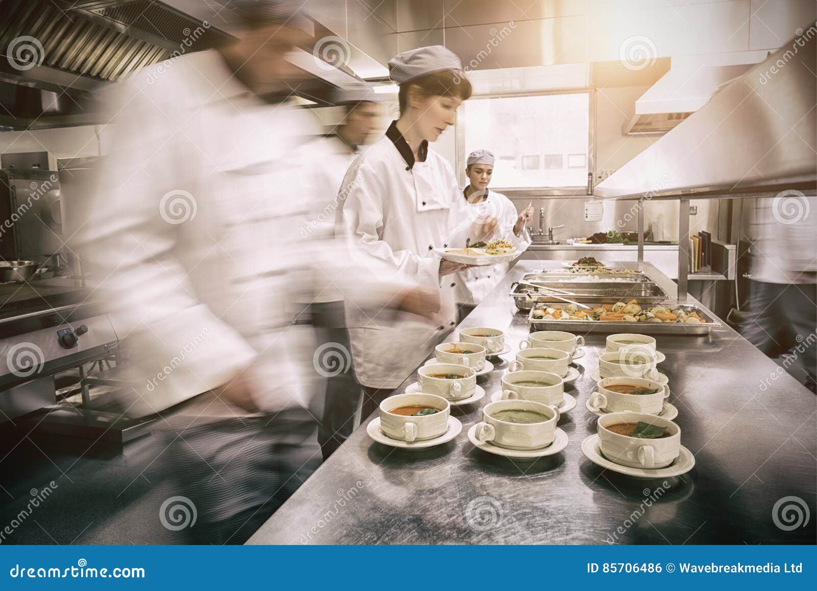 Vier Chef-koks Die in Een Moderne Keuken Werken Stock Foto - Image of ...