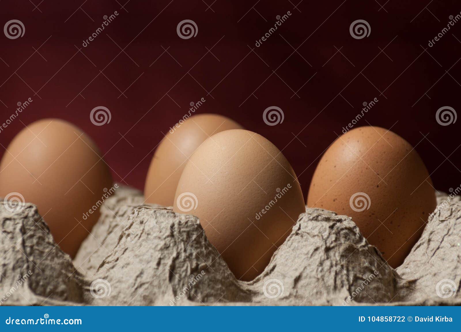 Vier Eier in Einer Eierablage Stockfoto - Bild von diät, kochen: 104858722