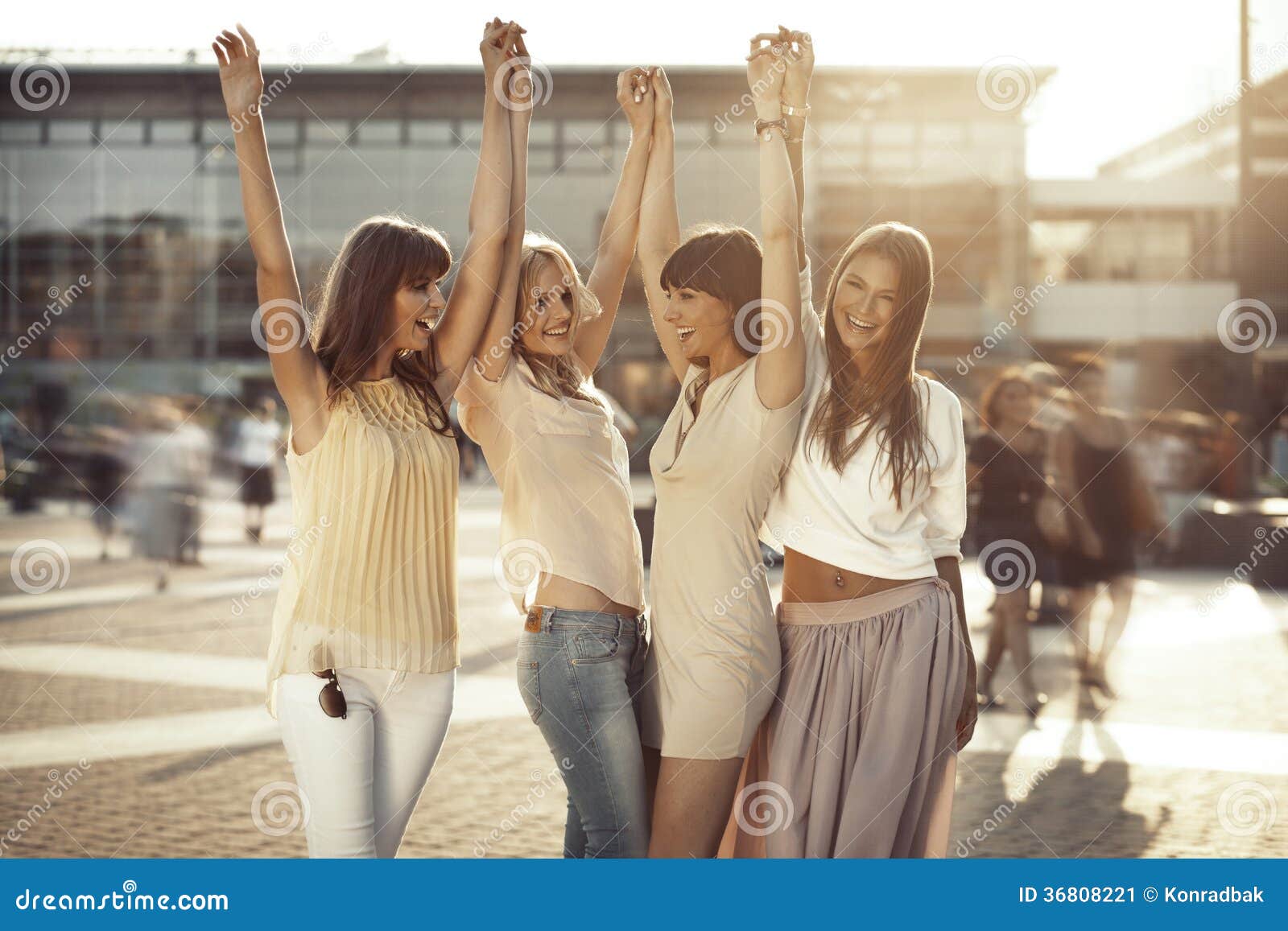 Vier Freundinnen in Der Siegreichen Geste Stockbild - Bild von kleid ...