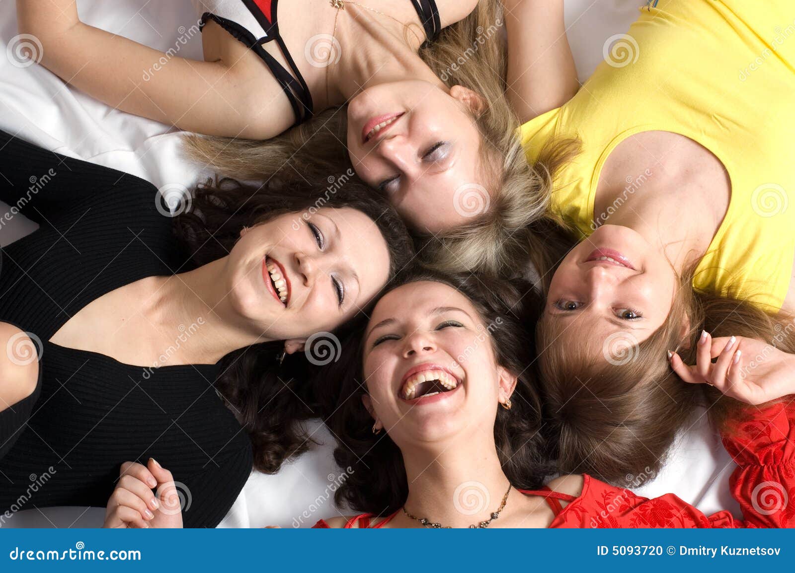 Vier Freundinnen Haben Spaß Stockfoto - Bild von lachen, himmel: 5093720