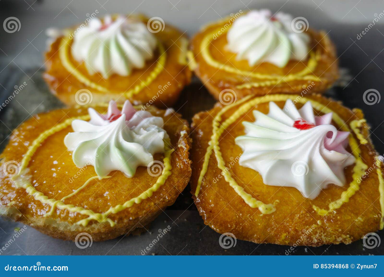 Vier gele cakes stock foto. Image of schotel, viering - 85394868