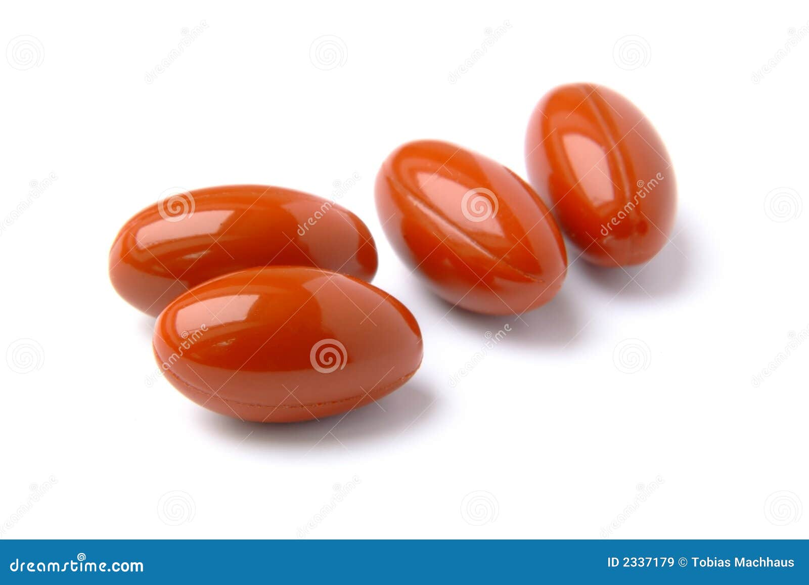 Vier Glanzende Rode Pillen Op Wit Stock Afbeelding - Image of remedie ...