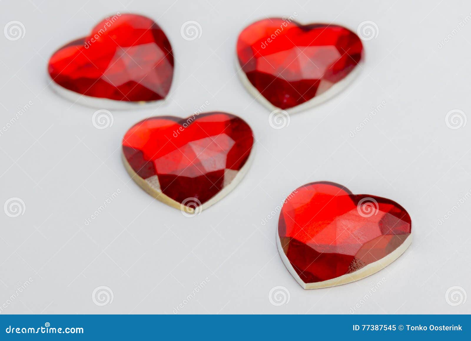Vier Herzen im roten Glas stockbild. Bild von nachricht - 77387545