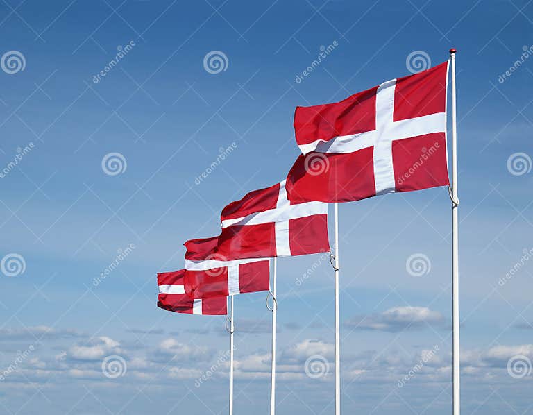 Vier Klappende Deense Vlaggen Stock Foto - Image of slag, wolken: 30398576