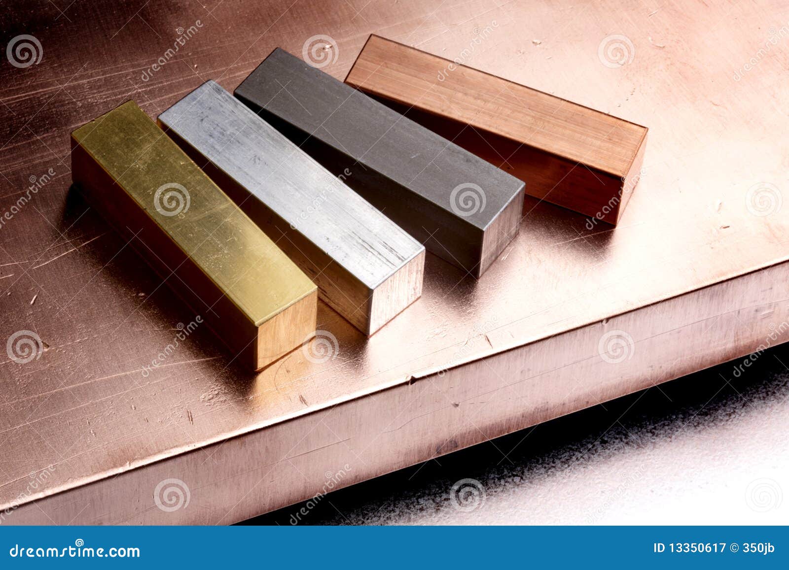 Vier metalen stock afbeelding. Image of staal, moeilijk - 13350617