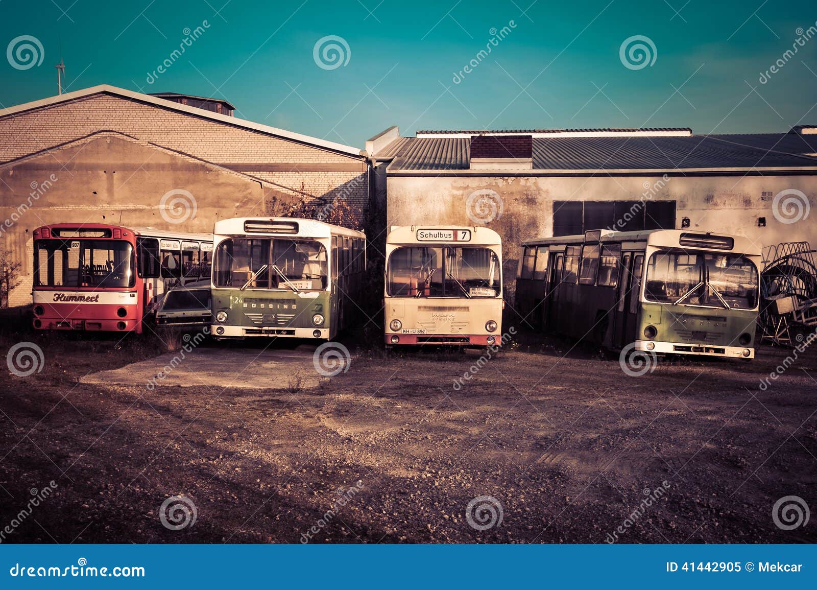Vier Oude Bussen Op Een Duitse Troepwerf in Zonlicht Redactionele ...