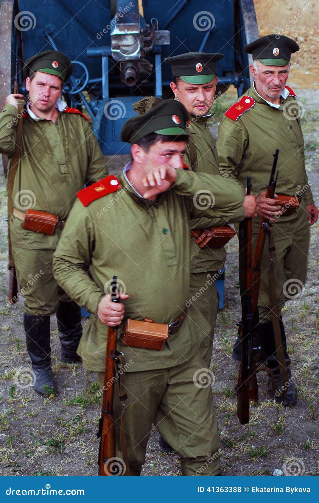 Vier russische Soldaten. redaktionelles stockfoto. Bild von fall - 41363388