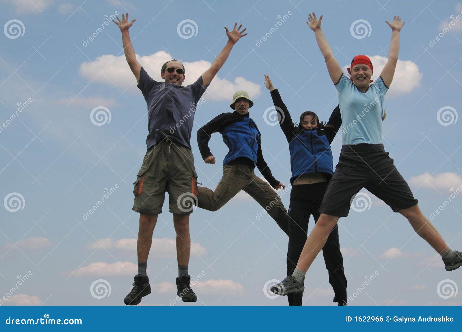 Vier springende vrienden stock foto. Image of fantastisch - 1622966