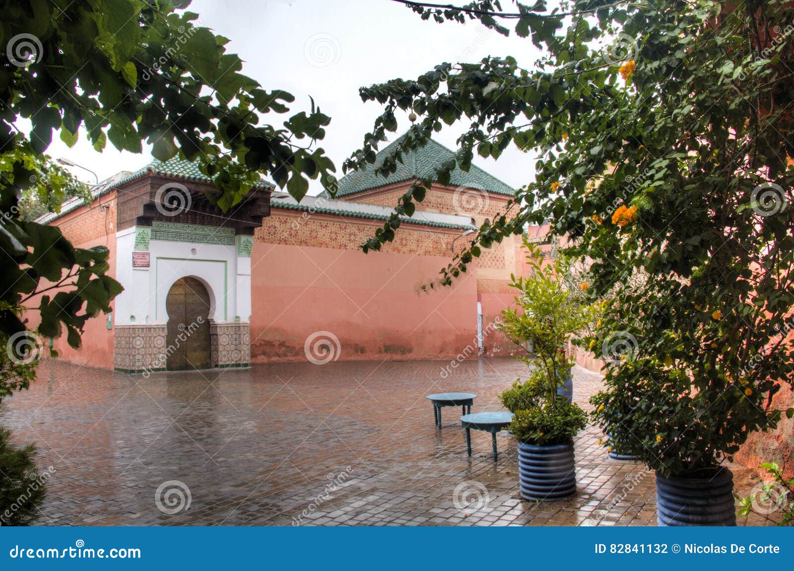 Vierkant Met Typische Gebouwen in Marrakech, Marokko Stock Foto - Image ...