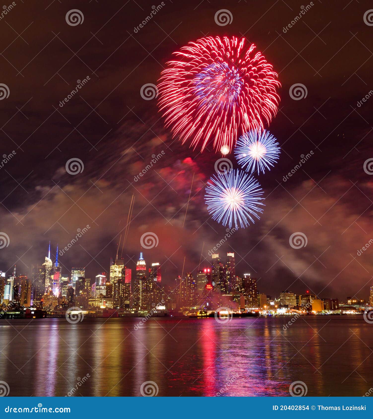 Viertel Der Juli-Feuerwerke Stockfoto - Bild von städtisch, gebäude ...