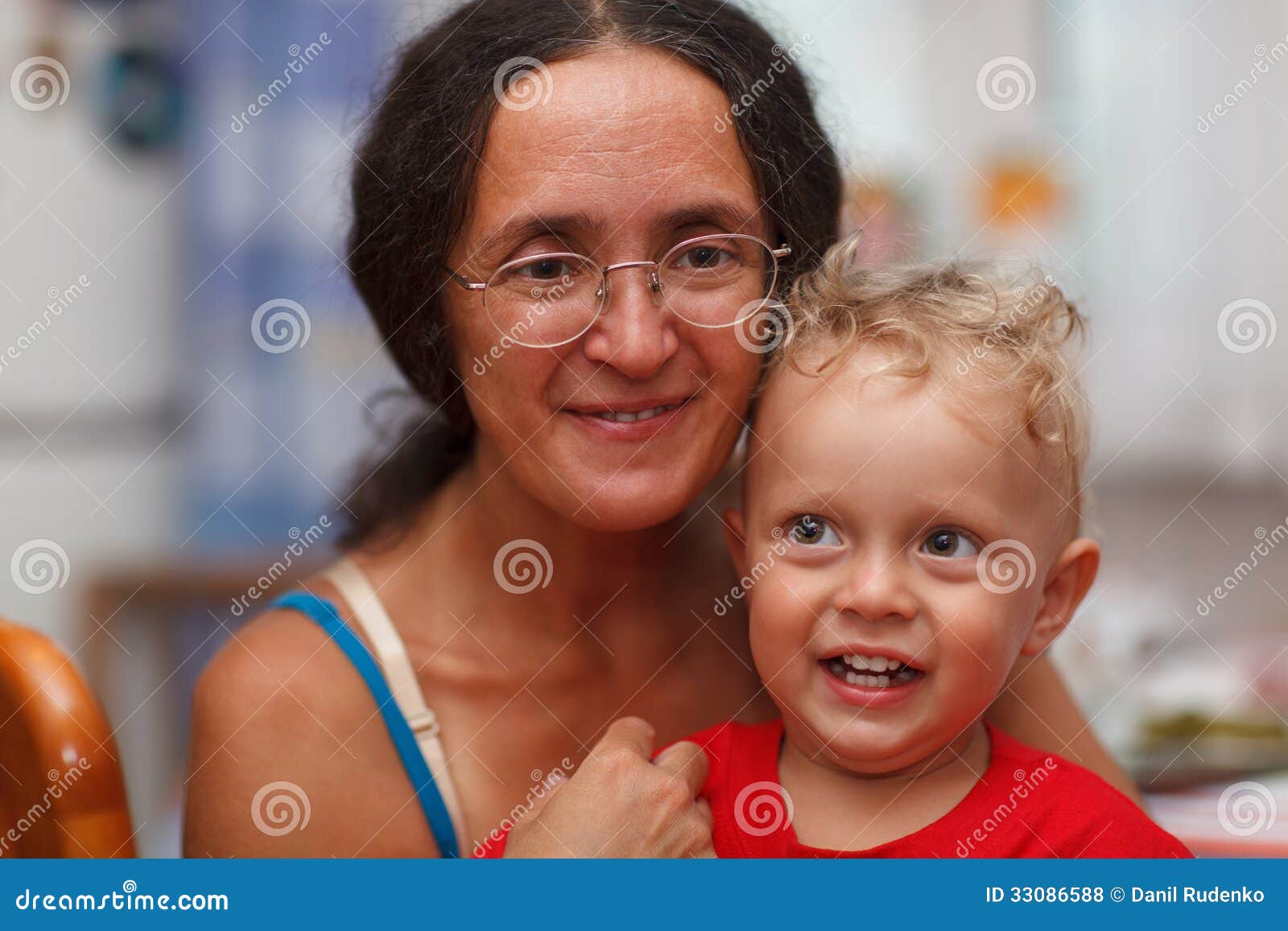 Vierzig Jahre Alte Mutter Mit Ihrem Sohn Stockfoto - Bild von mamma ...