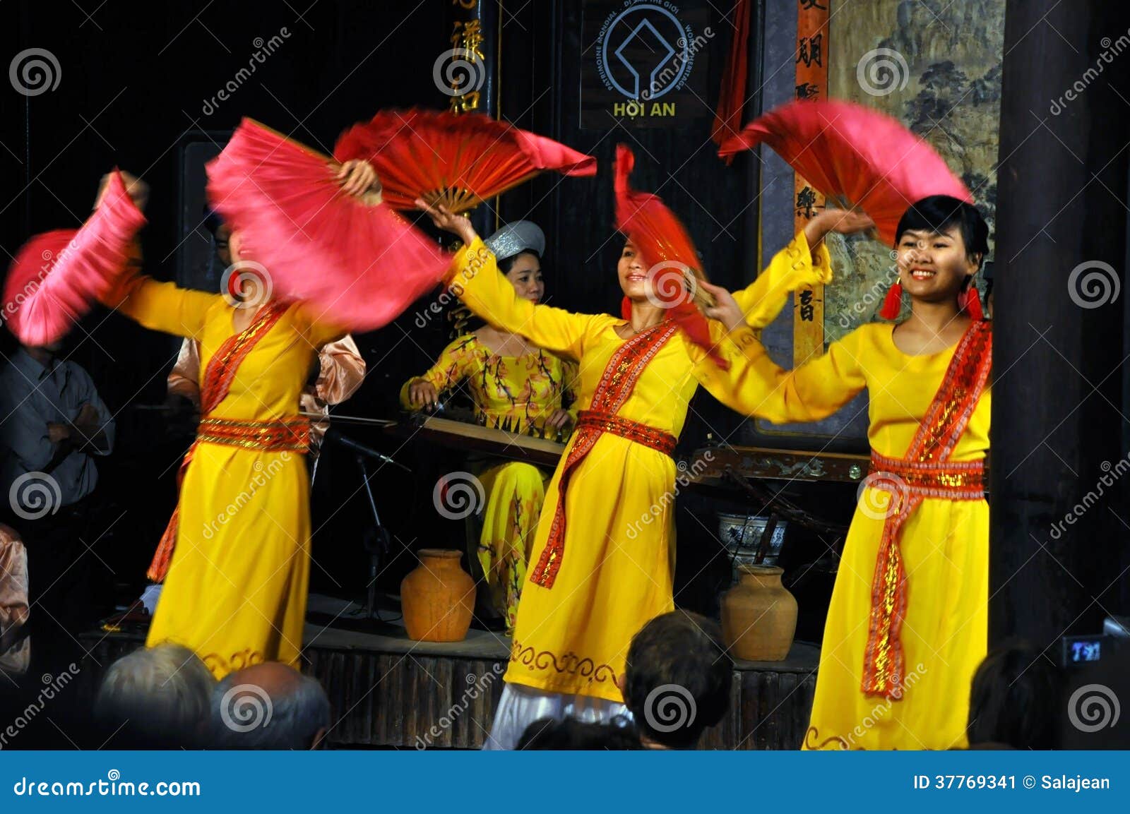 Vietnamese Traditional Dance in Traditional Clothes Editorial Photo ...