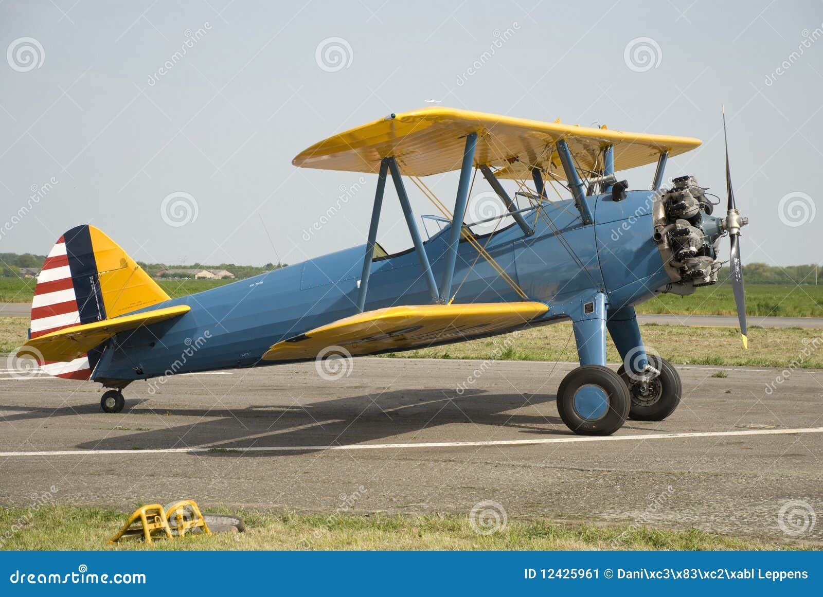 Vieux avions image stock. Image du classique, vieux, aérien - 12425961