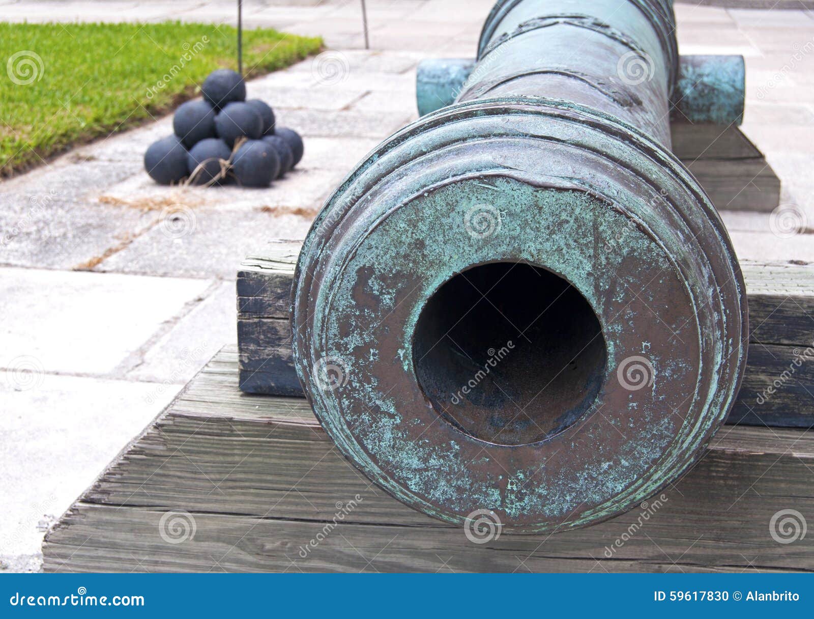 Vieux Canon Et Boulets De Canon Photo stock - Image du jour, coup: 59617830