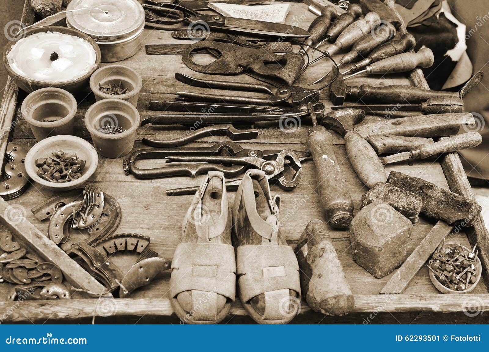 Vieux cordonnier d'outils image stock. Image du cordonnier - 62293501