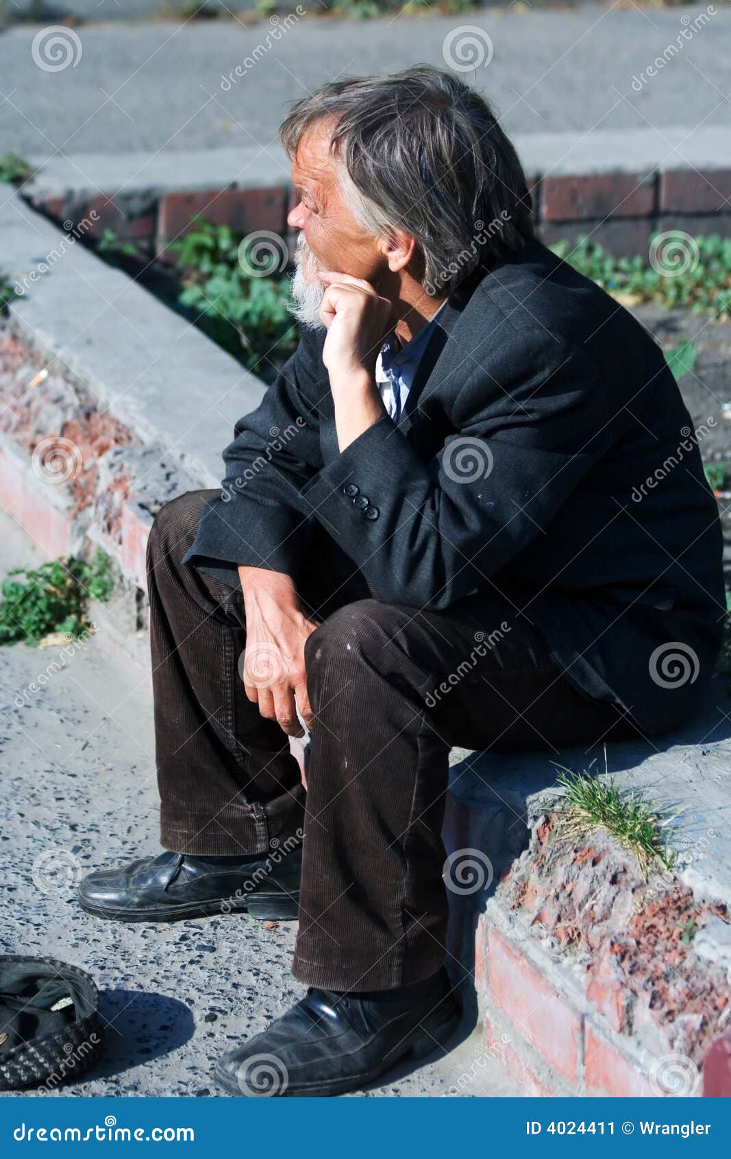 Vieux mendiant sans foyer. image stock. Image du affamé - 4024411