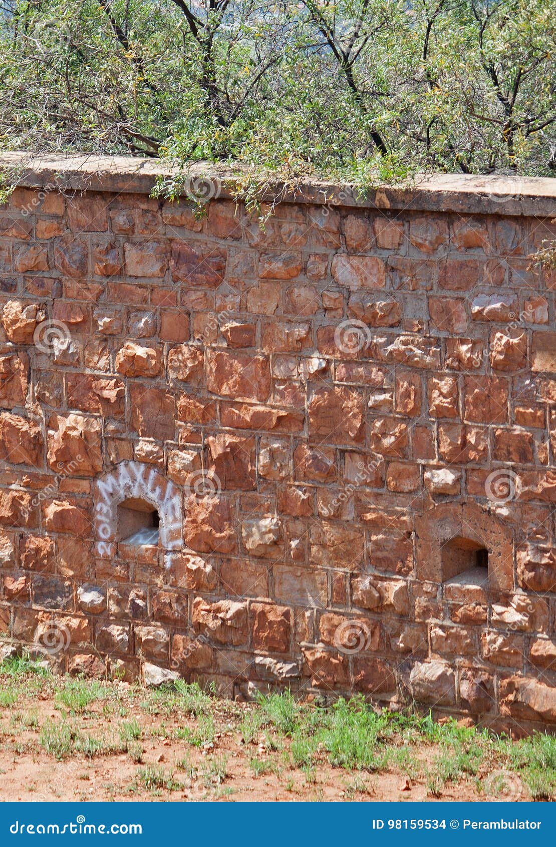VIEUX MUR EN PIERRE DE FORT Photo stock - Image du vert, pierres: 98159534