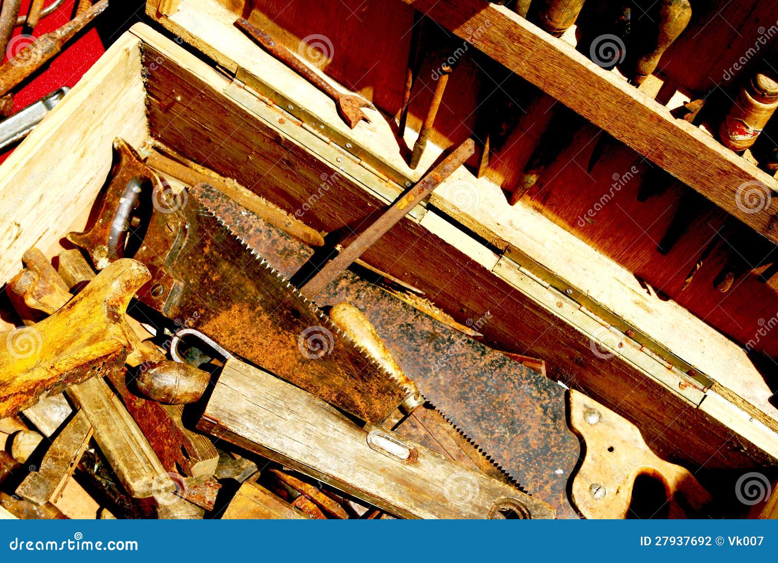 Vieux Outils De Charpentier Photo stock - Image du grunge, antique ...