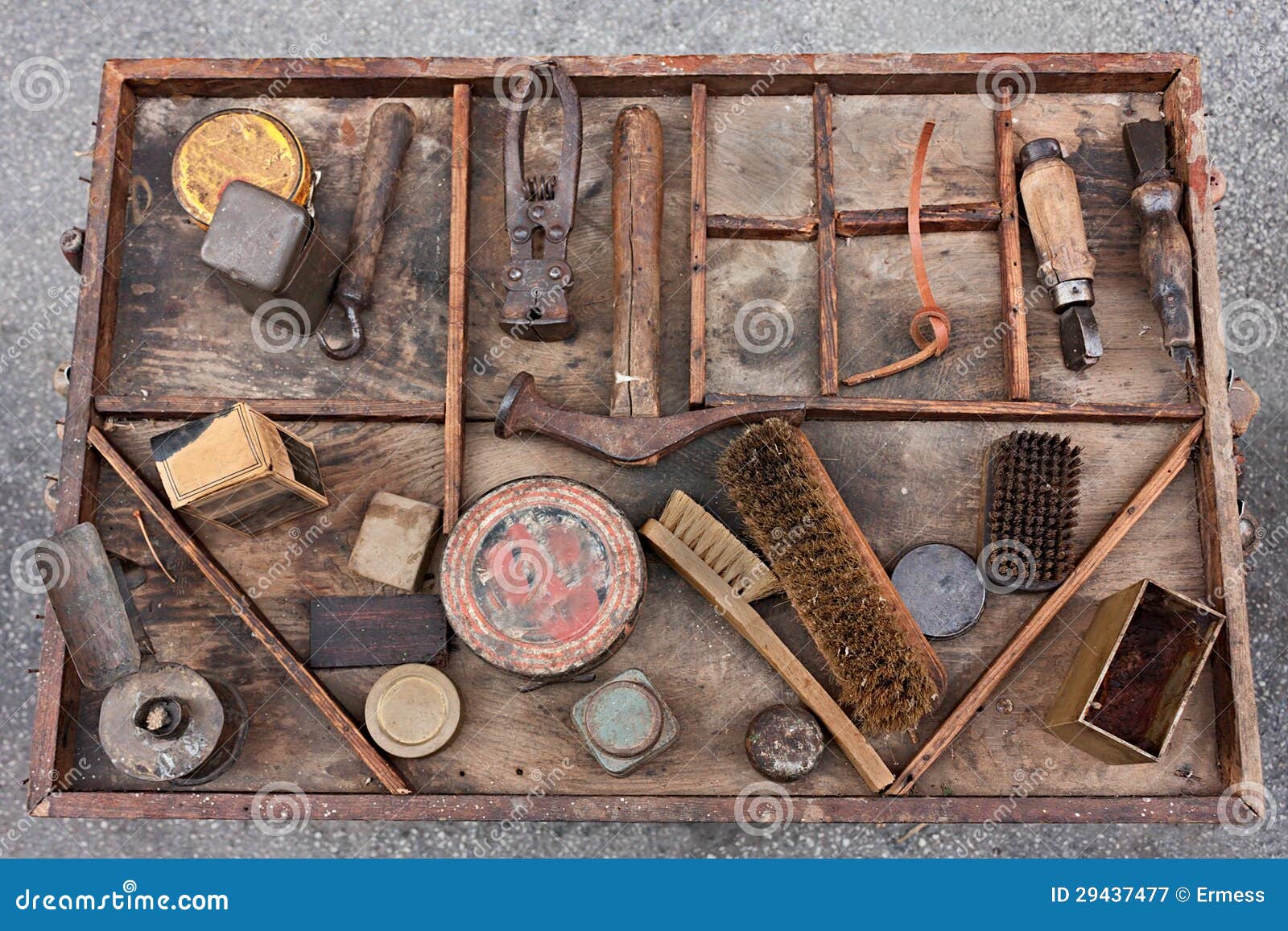 Vieux outils du cordonnier image stock. Image du artisans - 29437477