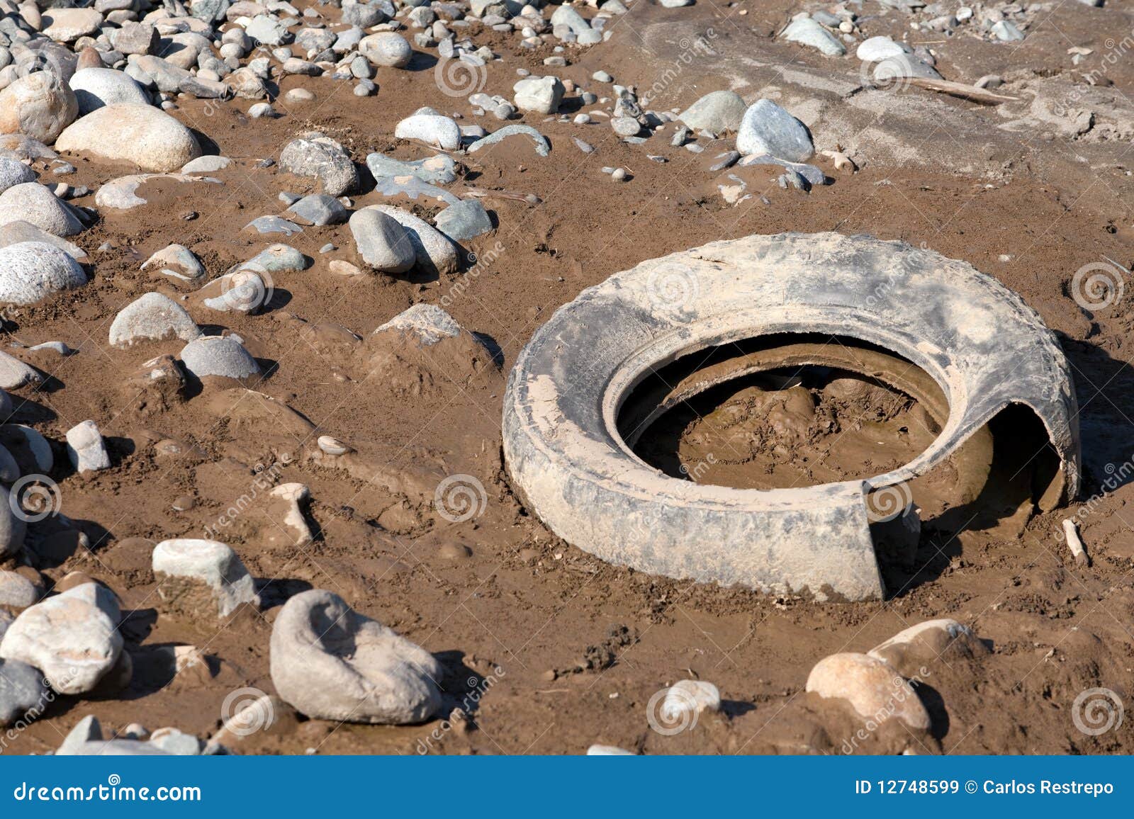 Vieux pneu vidé image stock. Image du environnement, boue - 12748599