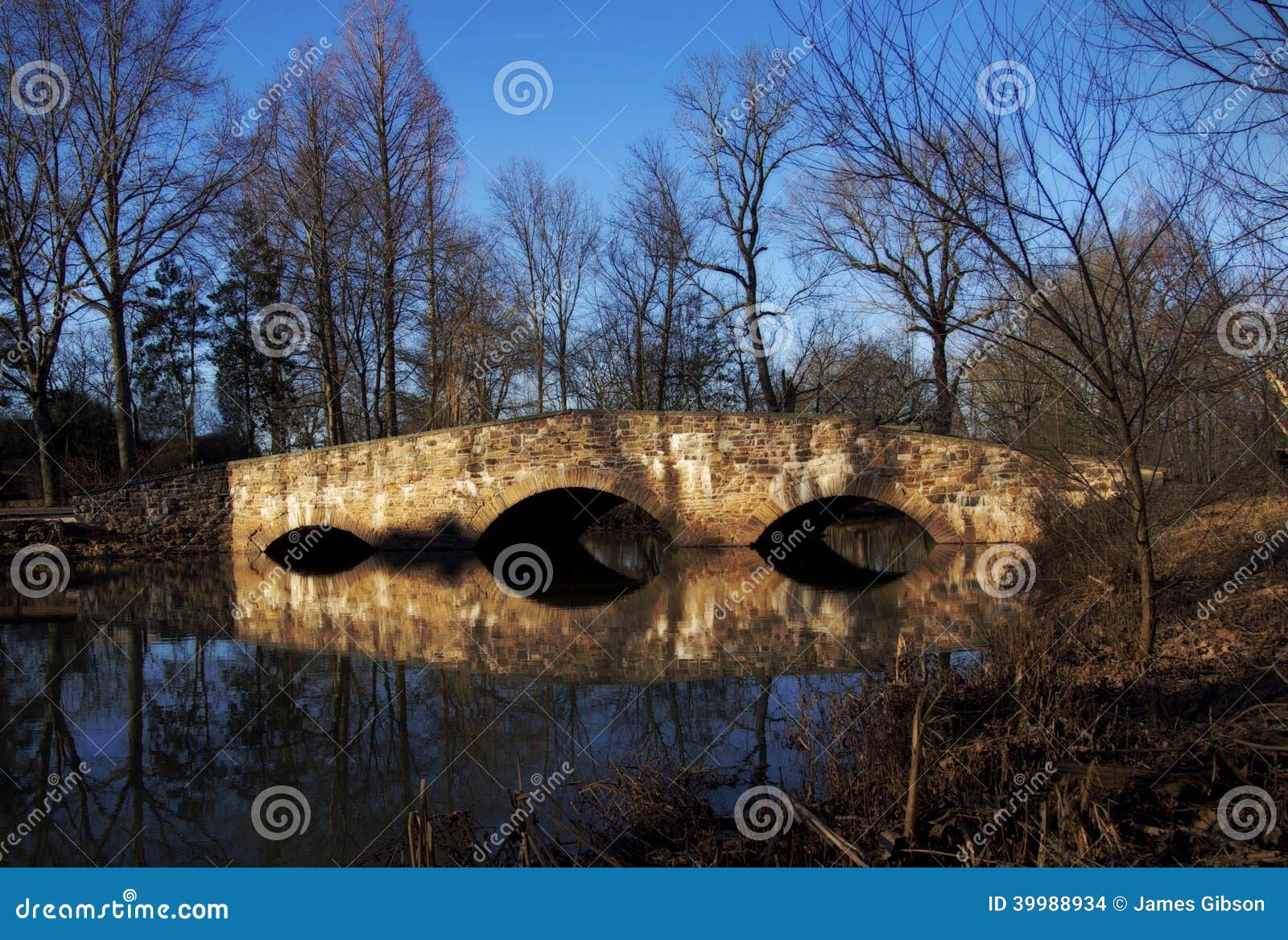 Vieux pont en pierre photo stock. Image du passerelle - 39988934