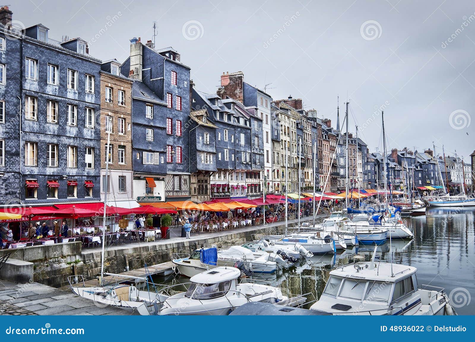 Vieux Port De Honfleur, Normandie Photographie éditorial - Image: 48936022