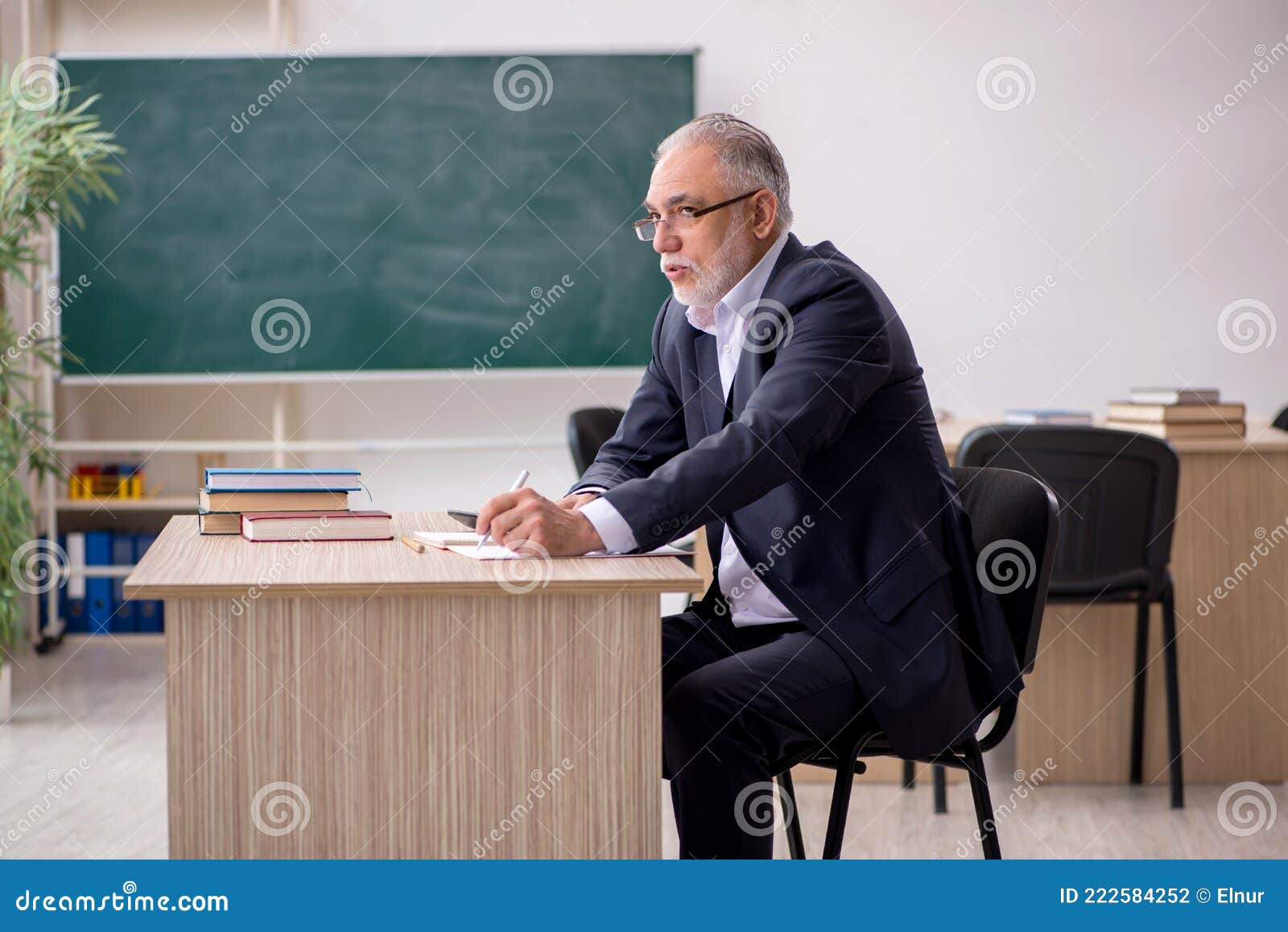 Vieux Professeur Devant Le Tableau Photo stock - Image du vieux, mûr ...