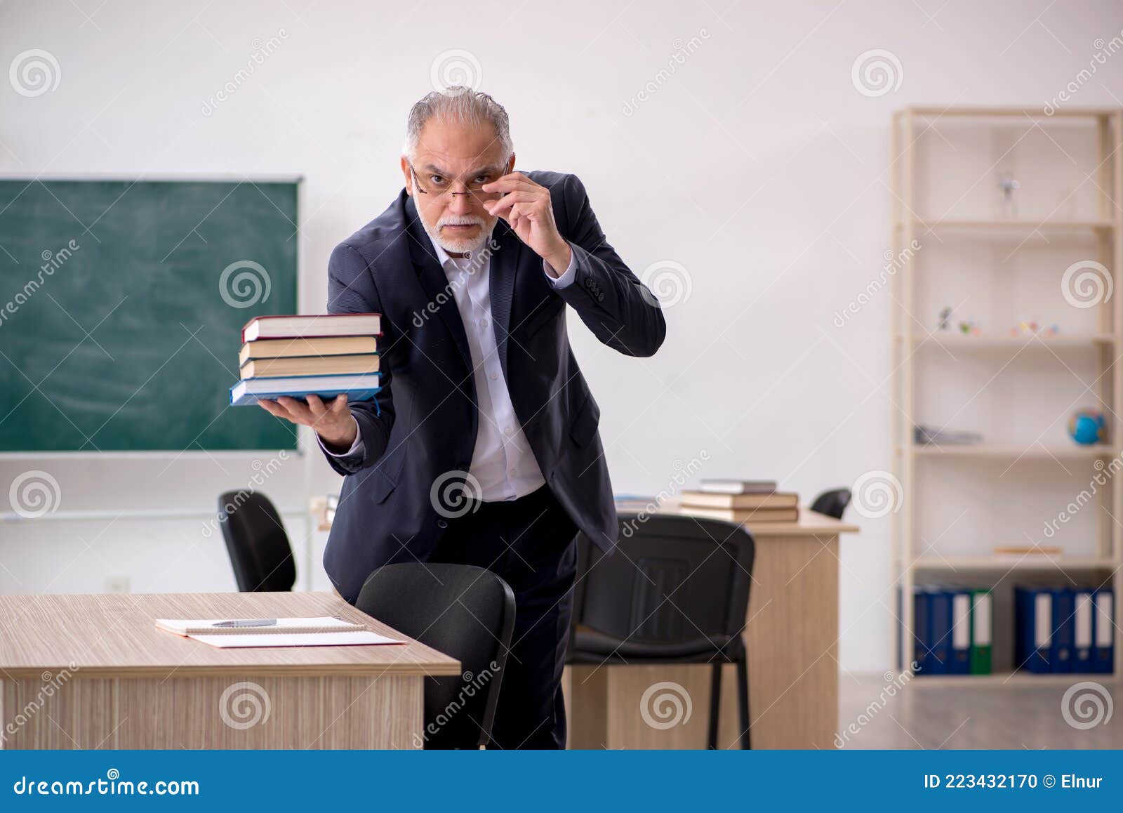 Vieux Professeur Devant Le Tableau Photo stock - Image du classe ...
