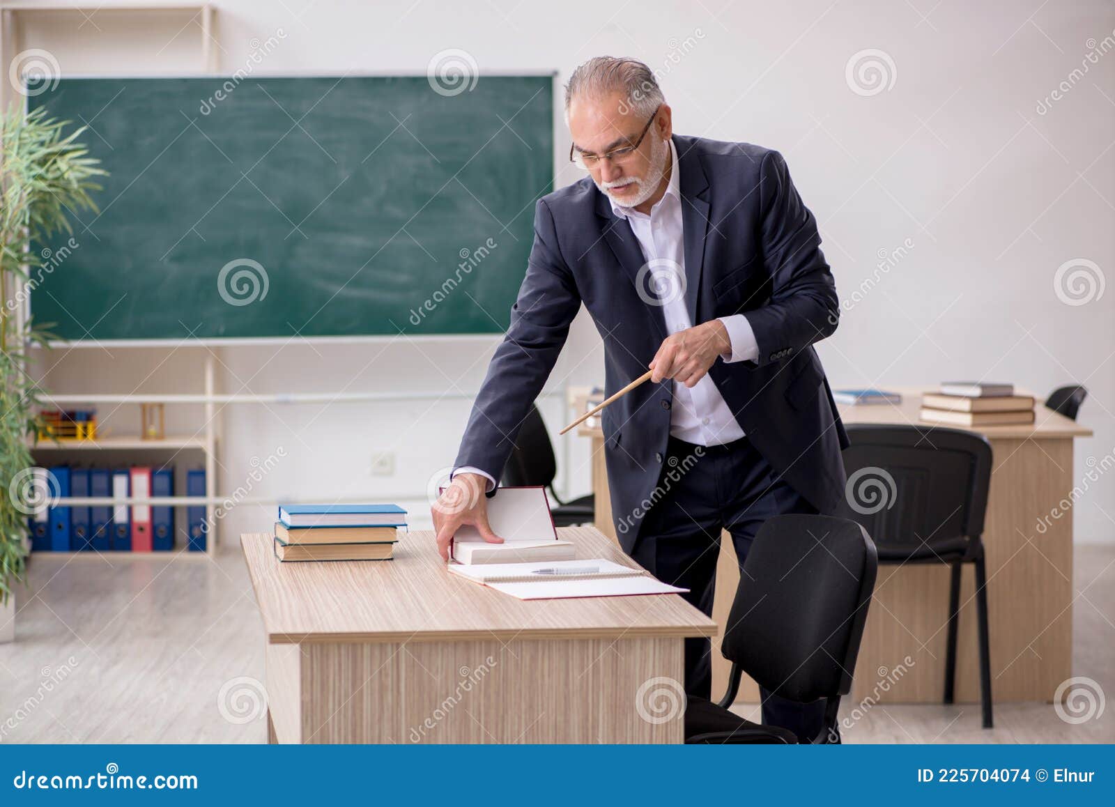 Vieux Professeur Devant Le Tableau Photo stock - Image du pointage, âgé ...
