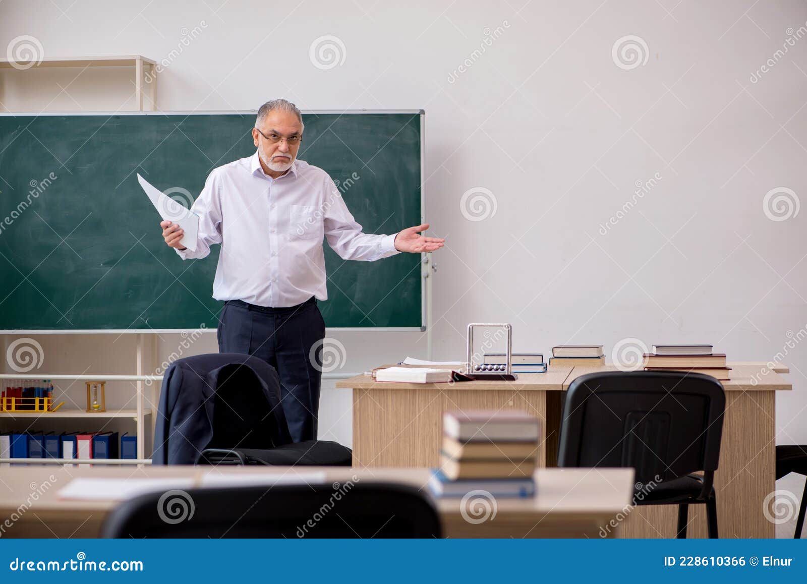 Vieux Professeur Devant Le Tableau Photo stock - Image du social ...
