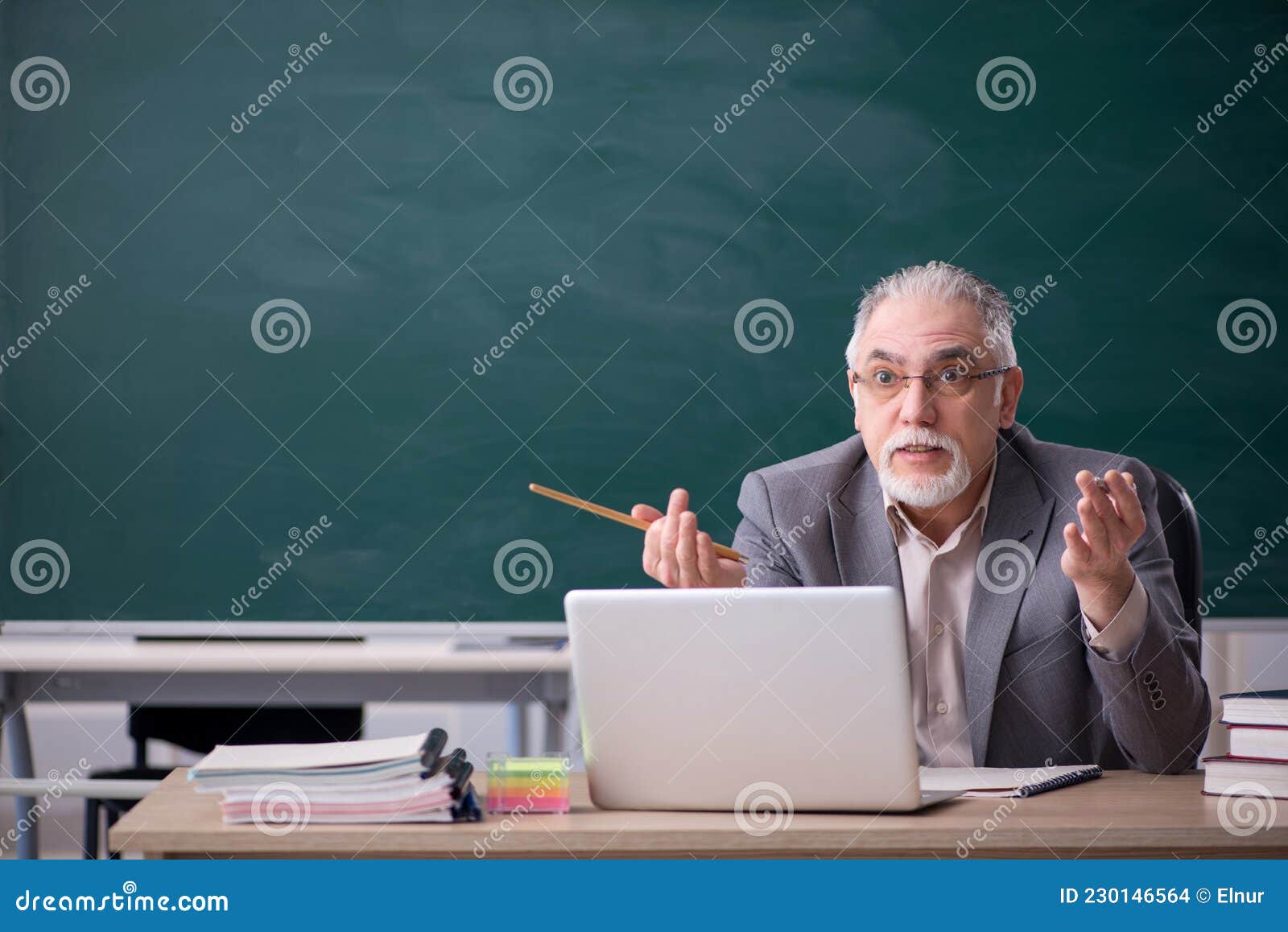 Vieux Professeur Devant Le Tableau Photo stock - Image du tableau ...