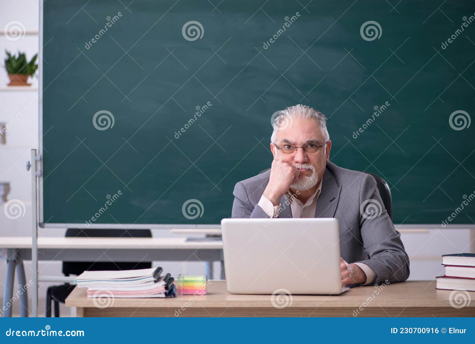 Vieux Professeur Devant Le Tableau Photo stock - Image du apprendre ...