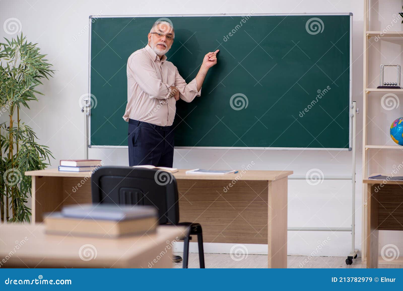 Vieux Professeur Devant Le Tableau Image stock - Image du vert ...