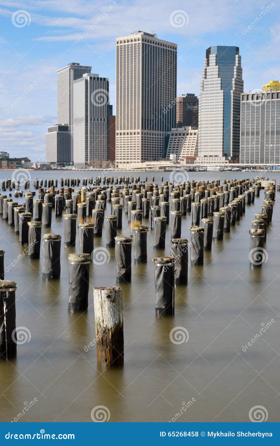 Vieux pylônes de pilier photo stock. Image du ciel, état - 65268458