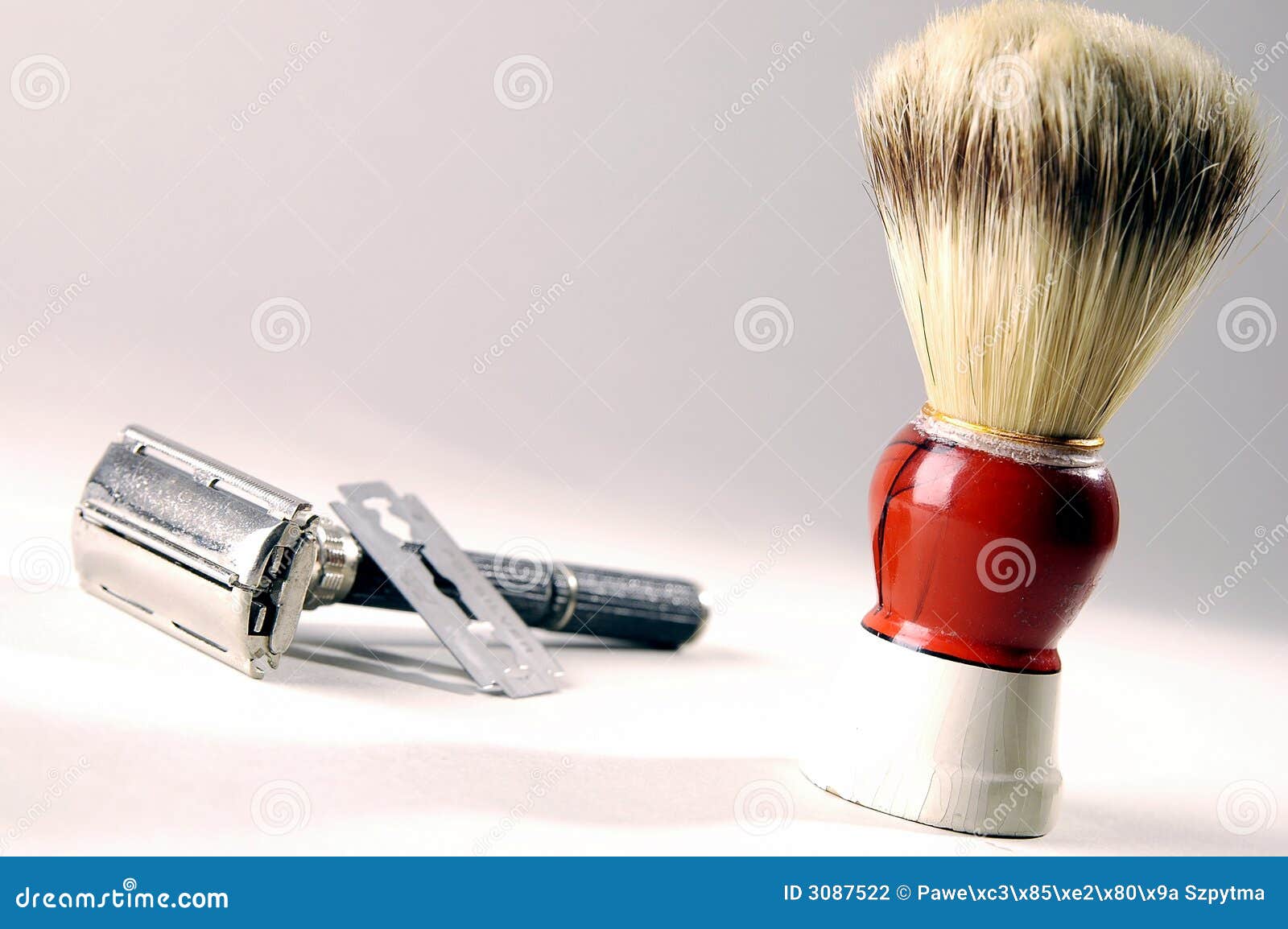 Vieux rasoir photo stock. Image du isolement, beauté, nettoyage - 3087522