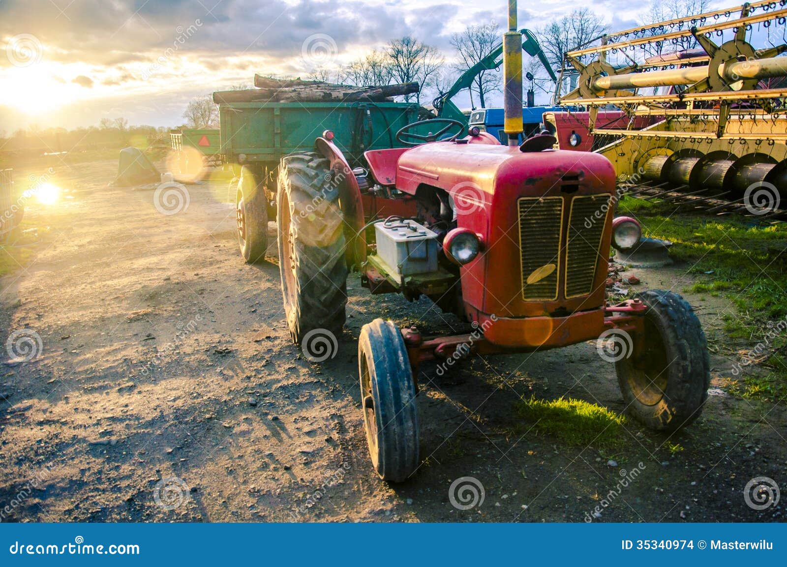 Vieux tracteur rouge photo stock. Image du machines, désuet - 35340974