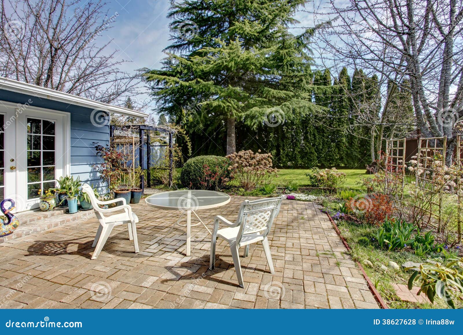 View of Backyard Patio Area Stock Photo - Image of door, blue: 38627628