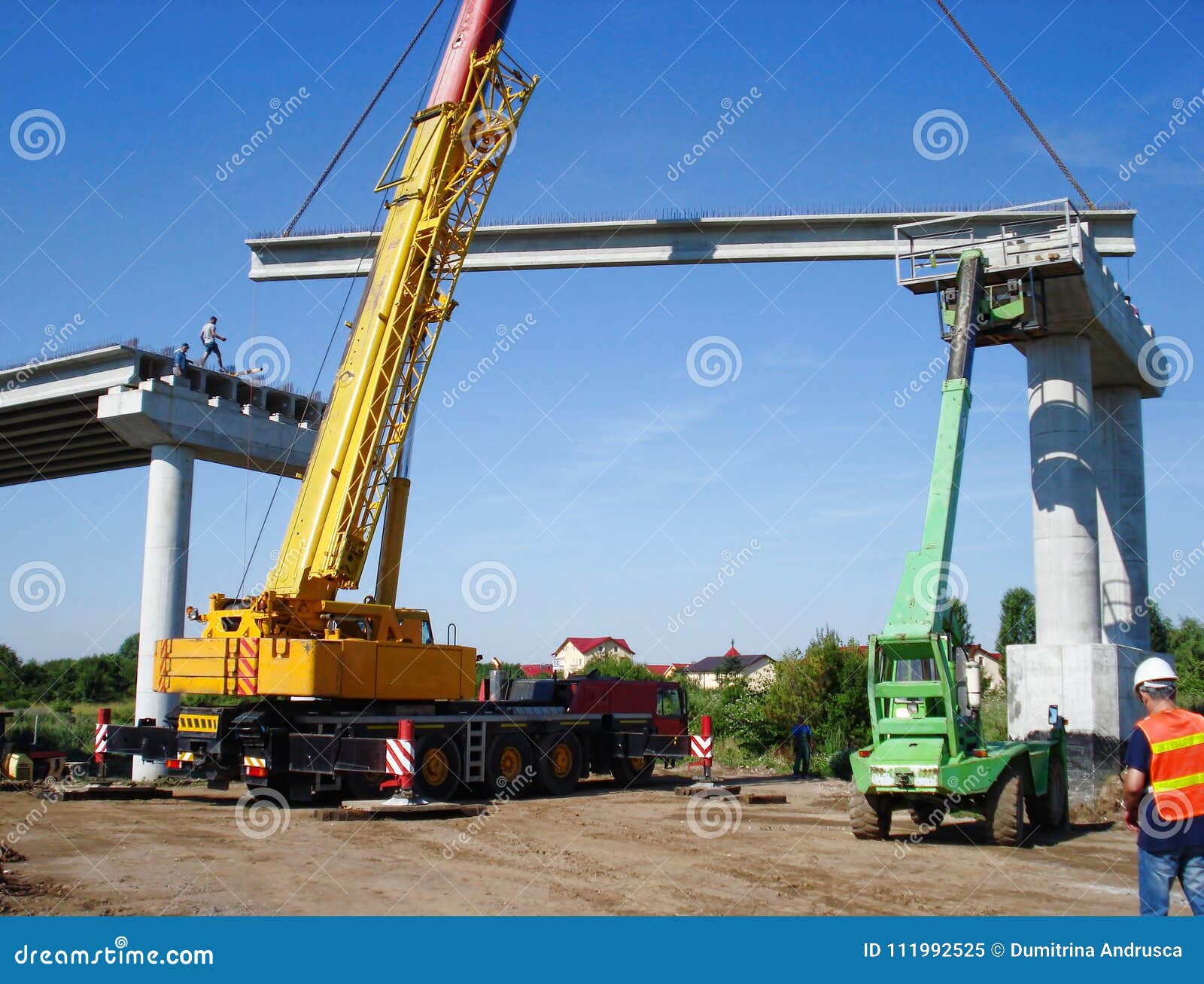 Crane fixed the beam editorial image. Image of crane - 111992525