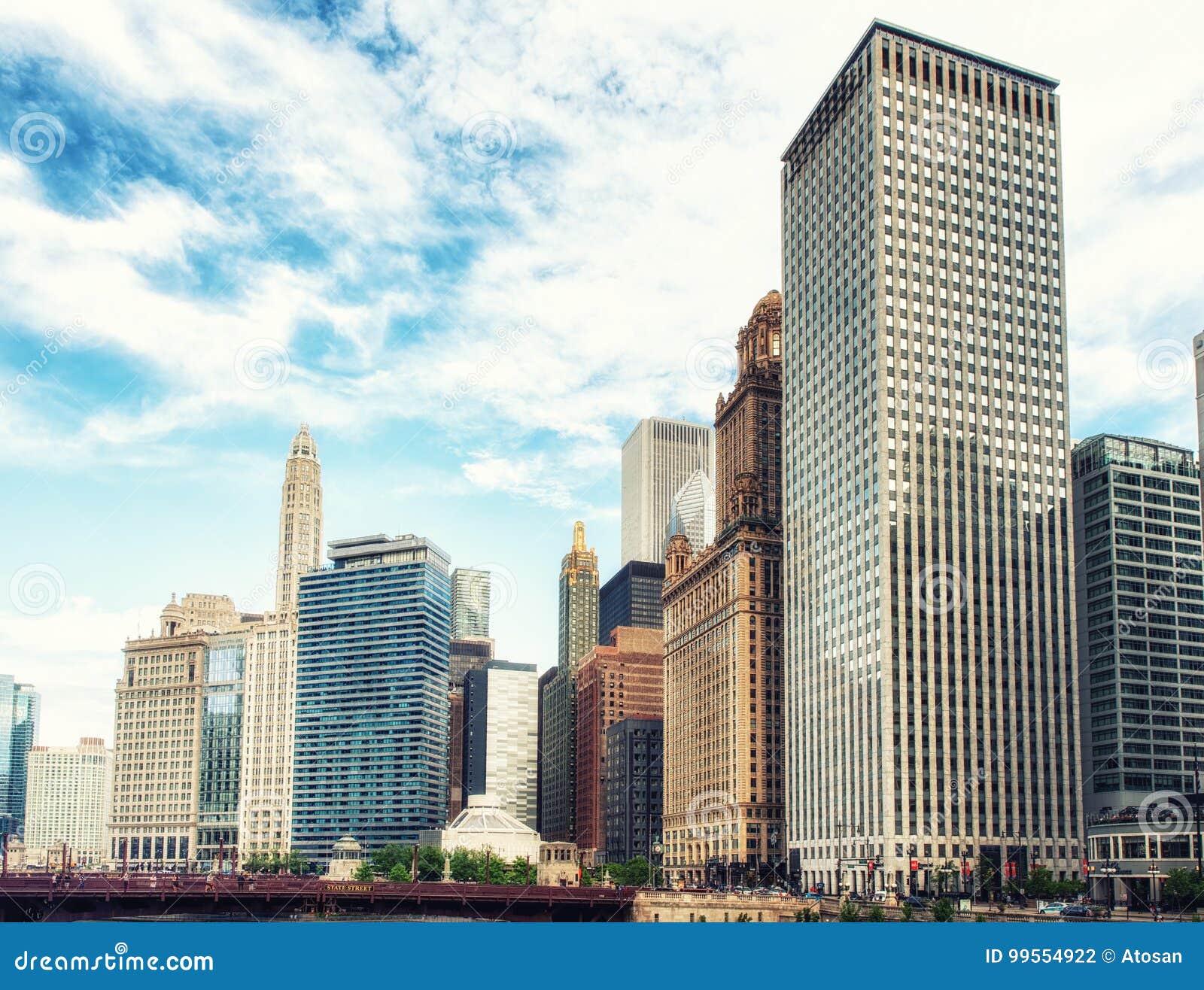 View of Buildings on Downtown Chicago Editorial Photography - Image of ...
