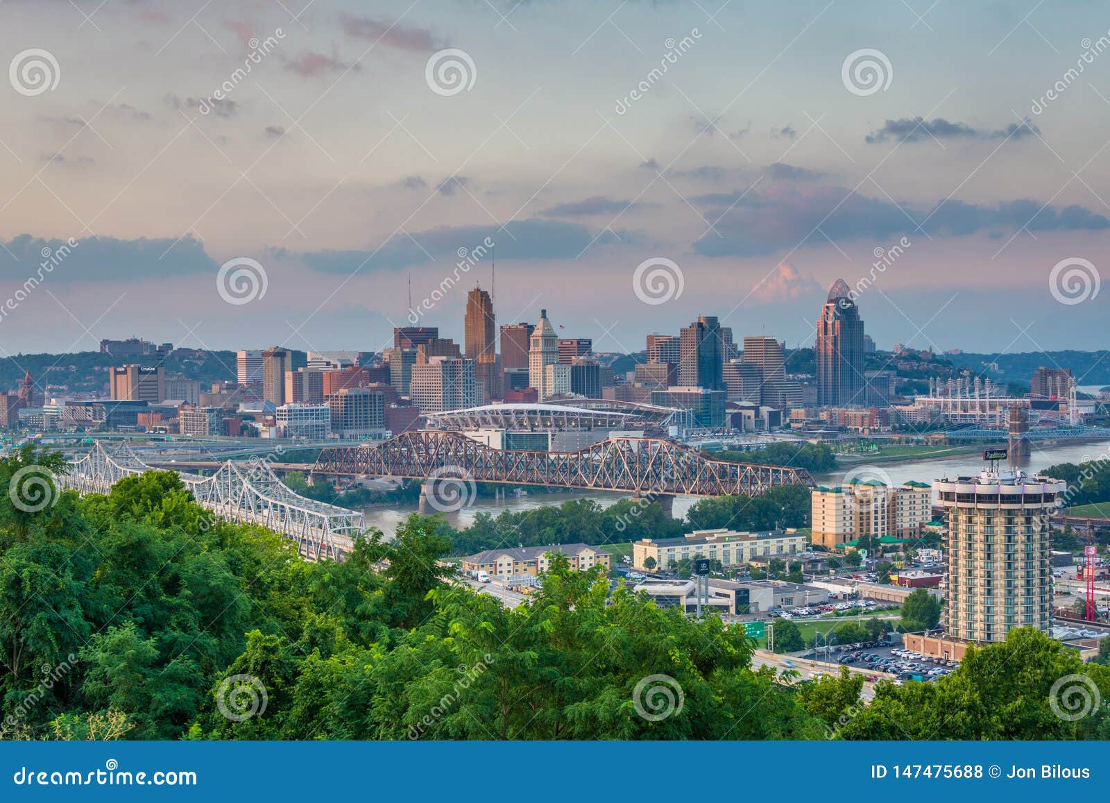 View of Cincinnati, from Devou Park in Covington, Kentucky Editorial ...