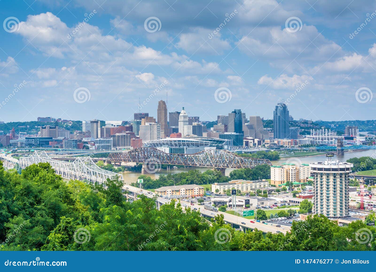 View of Cincinnati, from Devou Park in Covington, Kentucky Editorial ...